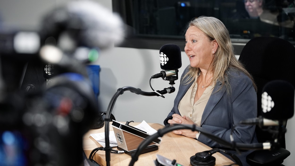 Critiquée par les syndicats, Mona Fortier les invite à reprendre les ...