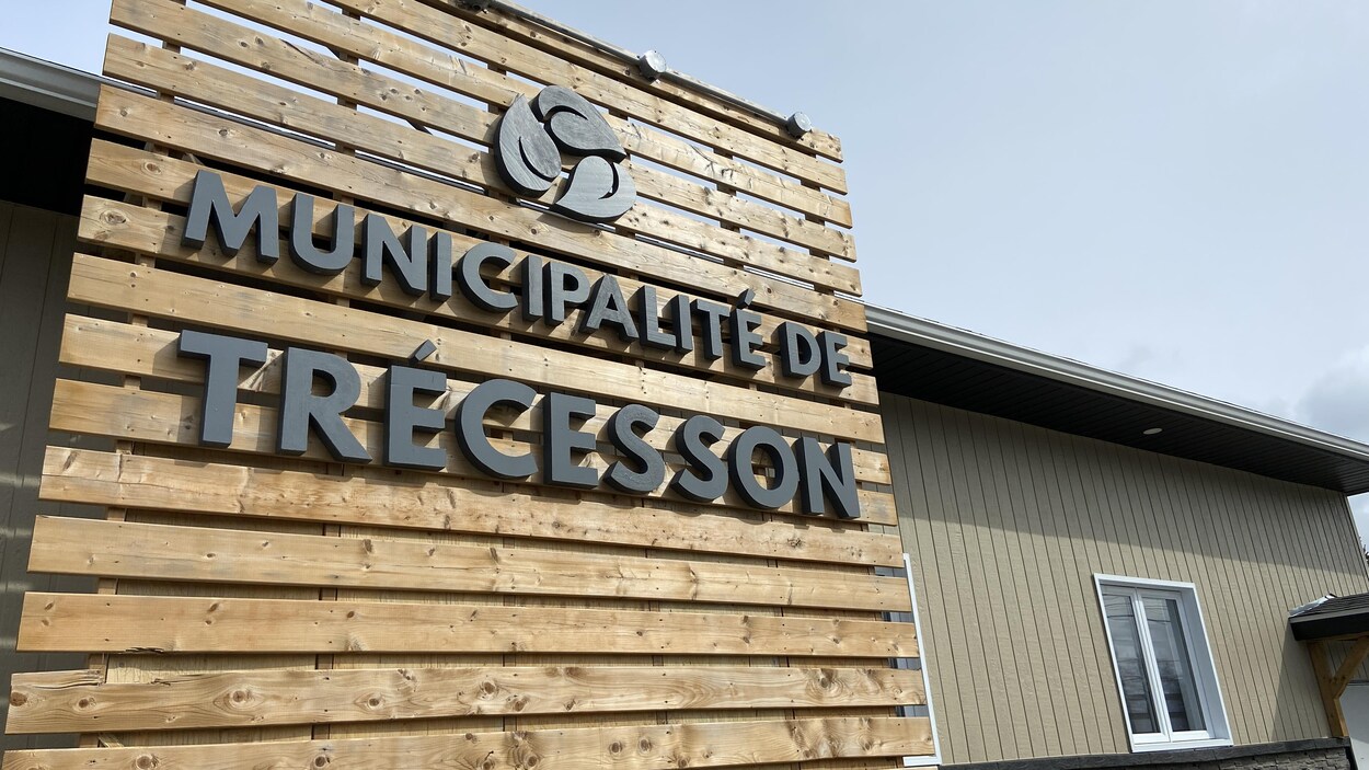 La Commission municipale destitue la directrice générale de Trécesson ...