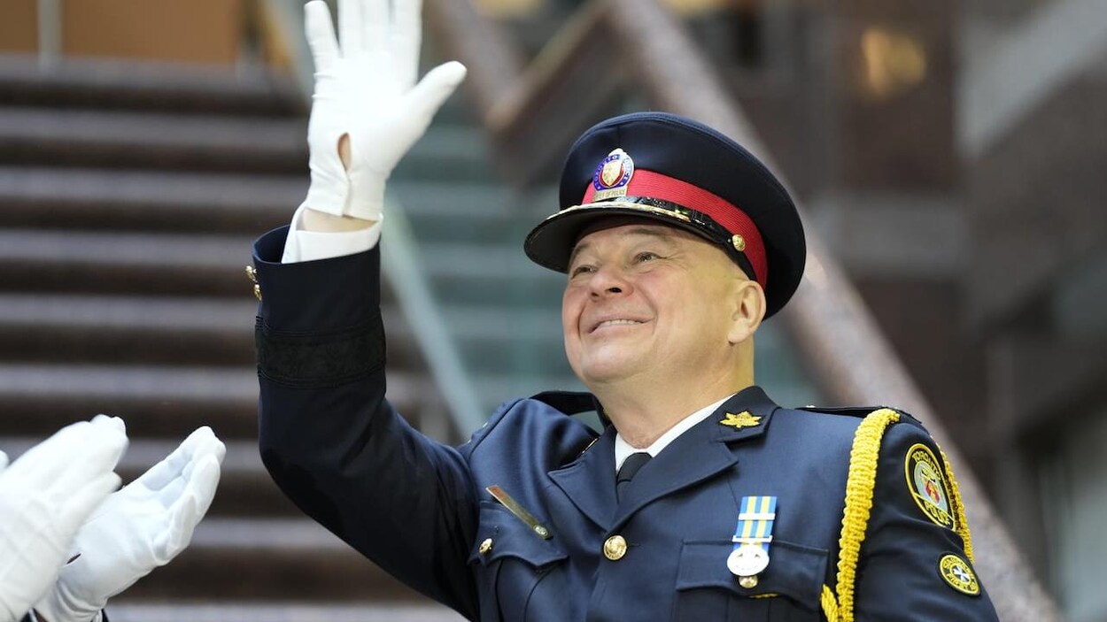 Le nouveau chef de la police de Toronto, Myron Demkiw, a prêté serment ...