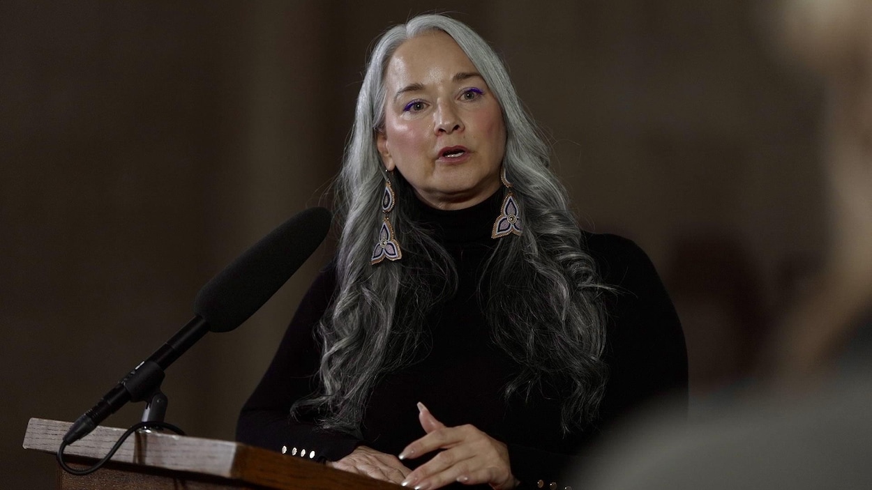 Nahanni Fontaine s’excuse pour des commentaires sur une interprète en langue des signes | Radio ...