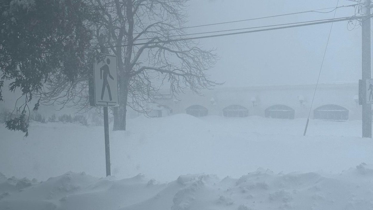 Une grosse tempête de neige balaie l’Atlantique | Radio-Canada
