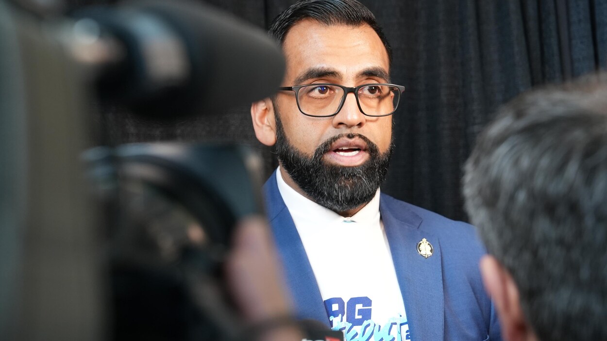 Obby Khan visé par une publication islamophobe de son rival à la ...