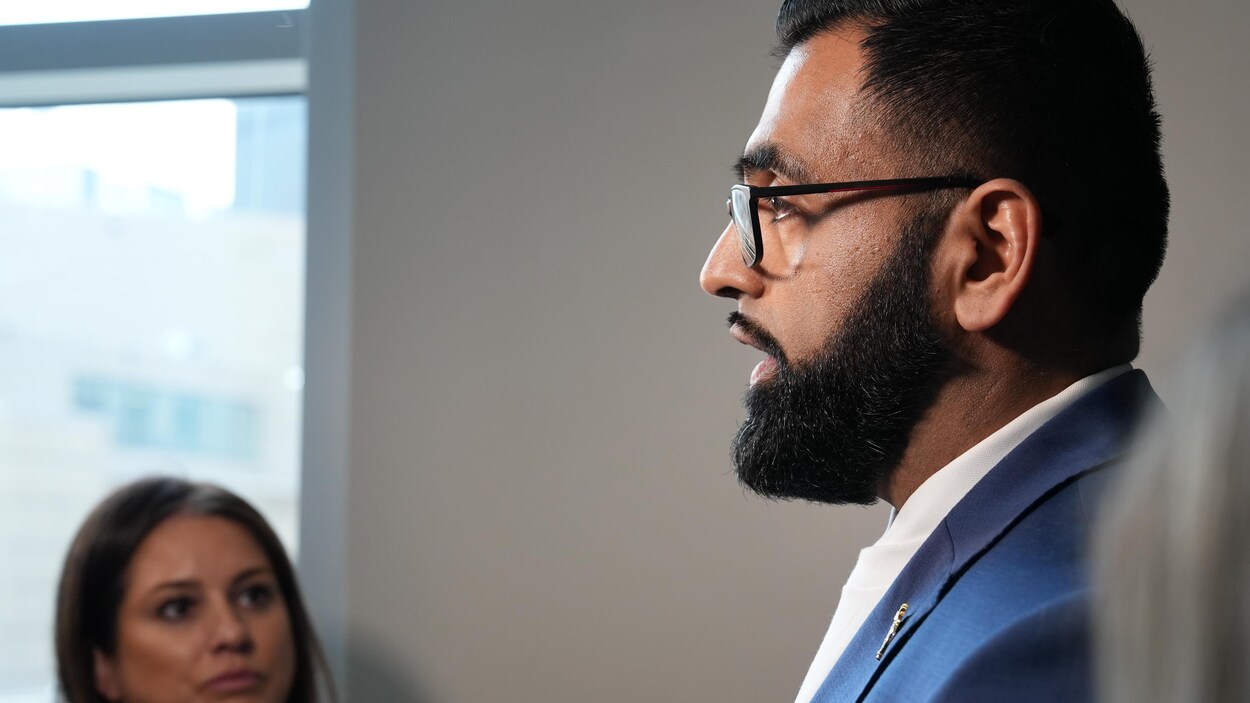 Obby Khan présente des excuses à des familles autochtones | En bref ...
