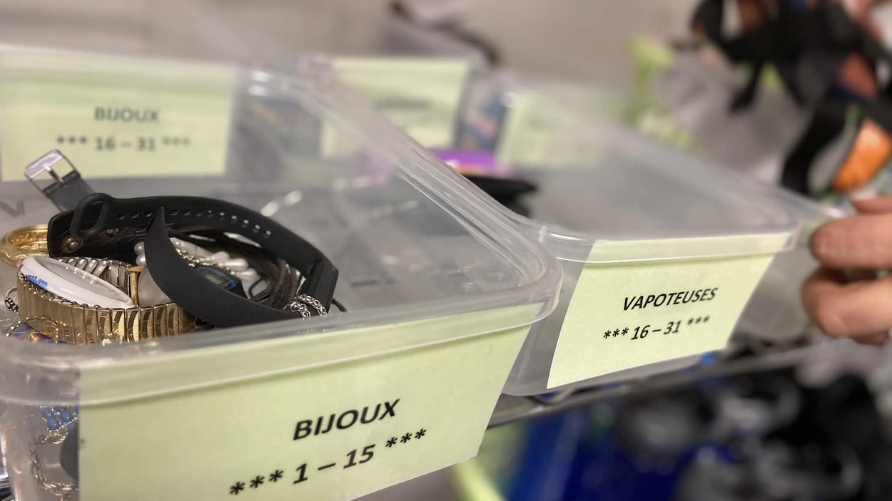 La seconde vie des objets perdus dans les autobus | Radio-Canada.ca