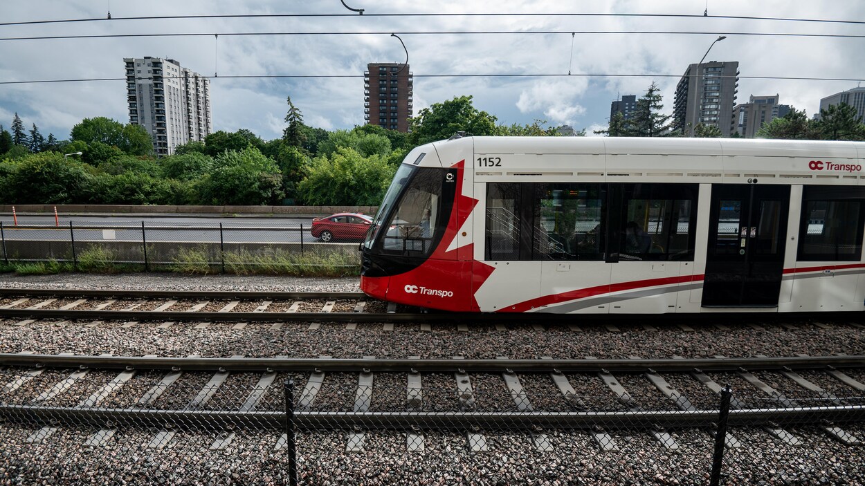 Des images spectaculaires de la foudre qui a frappé le train léger d ...