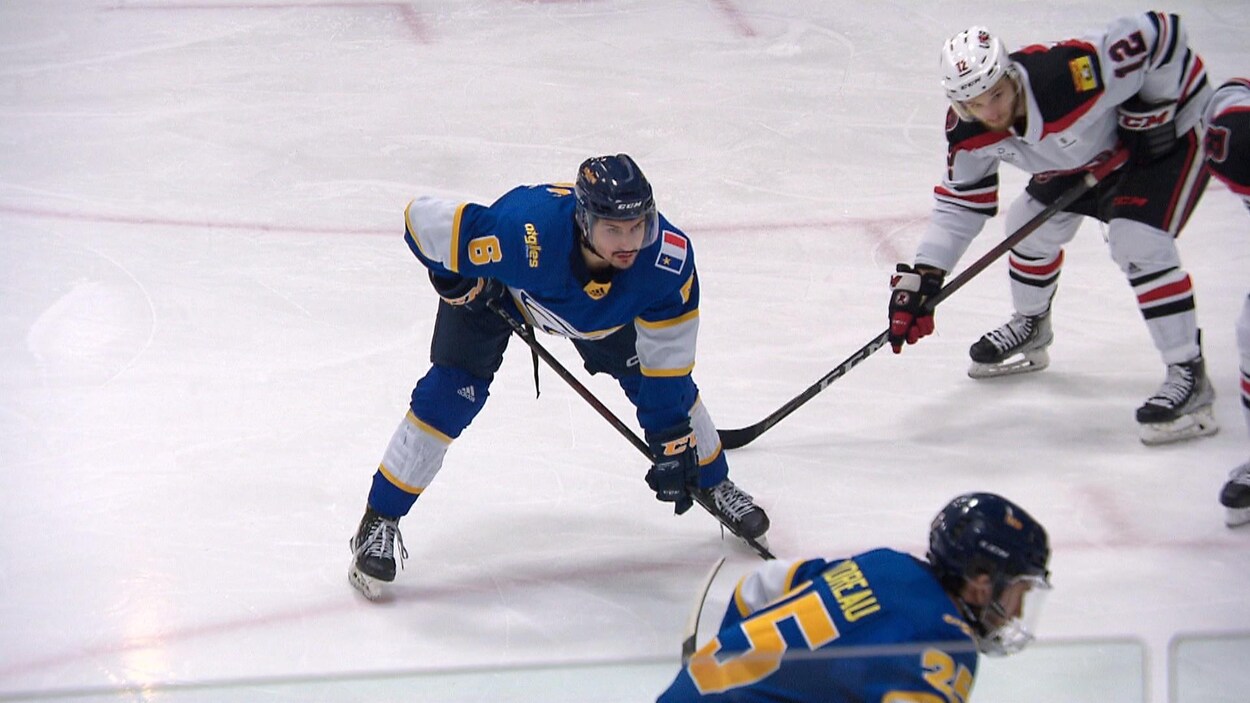 Les Aigles Bleus s’inclinent devant les puissants Reds | Radio-Canada