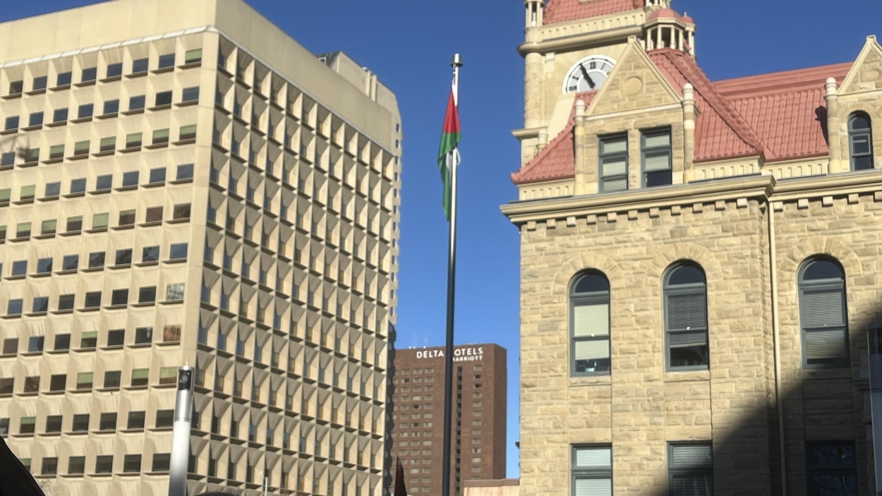À Calgary, le premier lever du drapeau de la Palestine soulève une ...