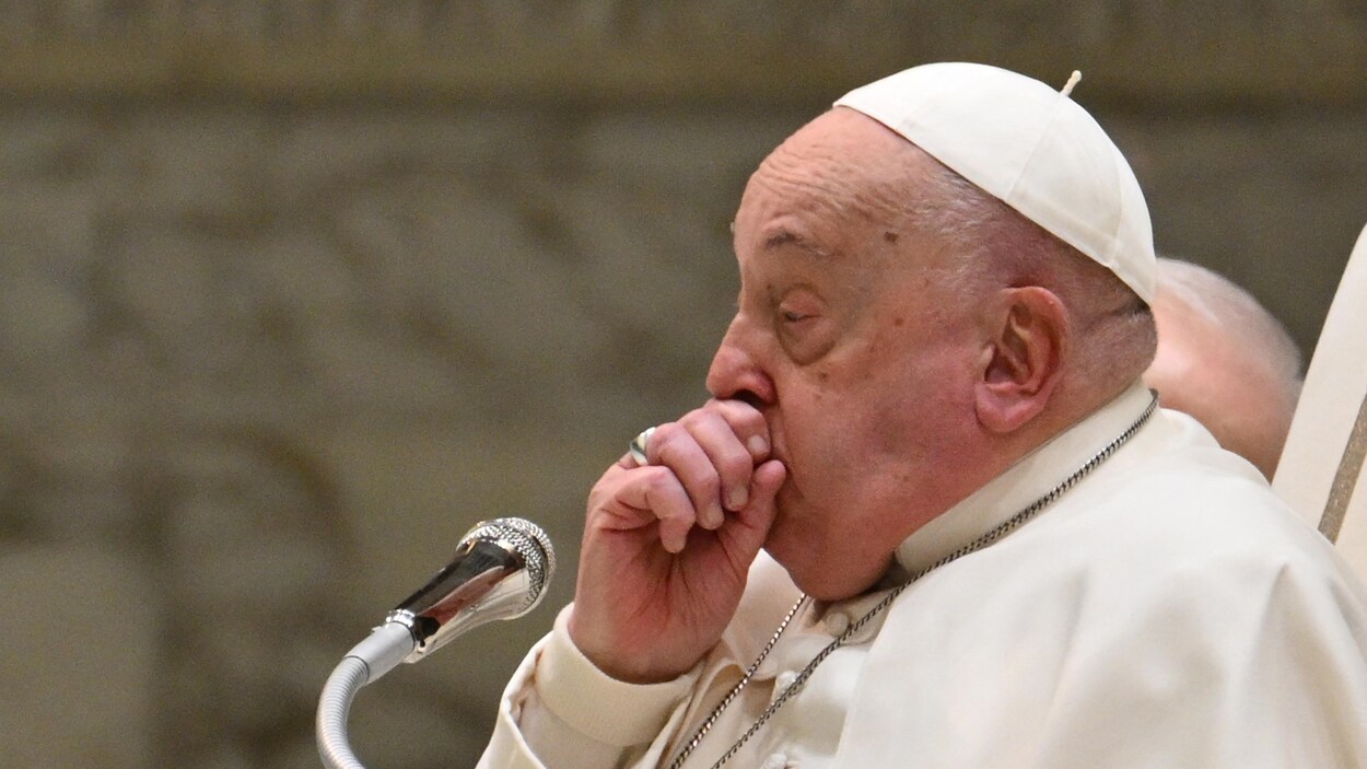 Le pape François hospitalisé pour une bronchite | Radio-Canada