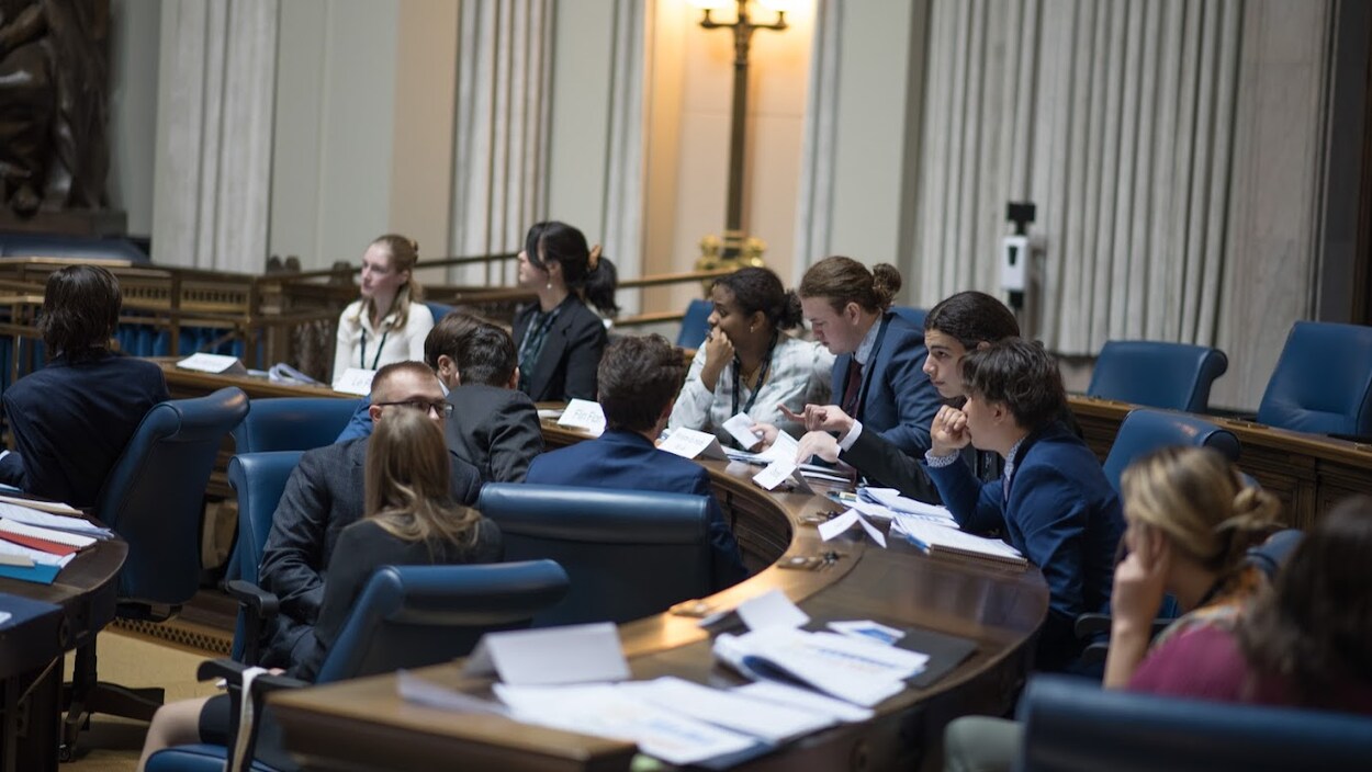Le Parlement jeunesse franco-manitobain célèbre ses 40 ans | Radio-Canada