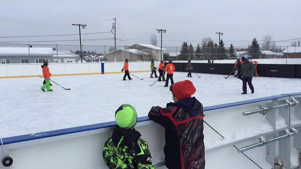 Une patinoire extérieure fait la renommée de Val Rita-Harty | Radio ...