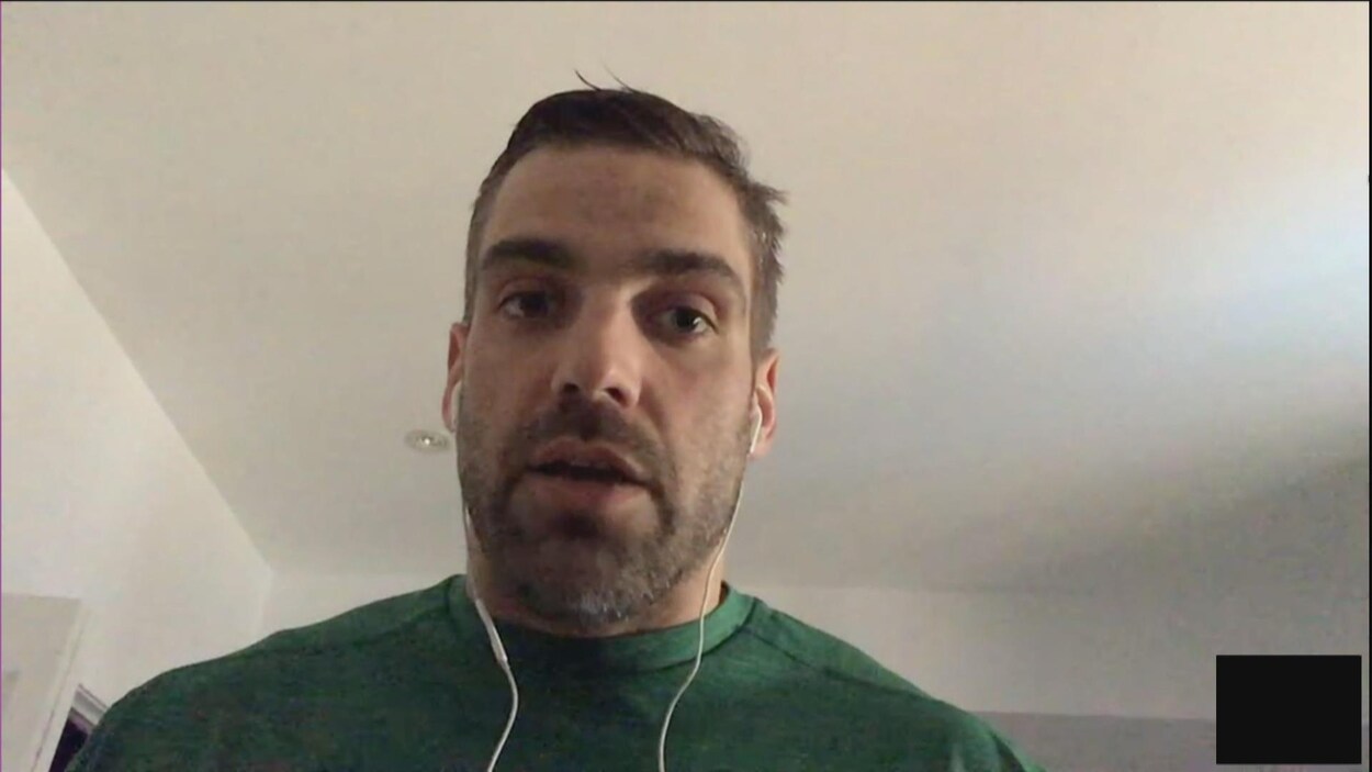 Le footballeur Patrick Lavoie prête main-forte dans un CHSLD ...