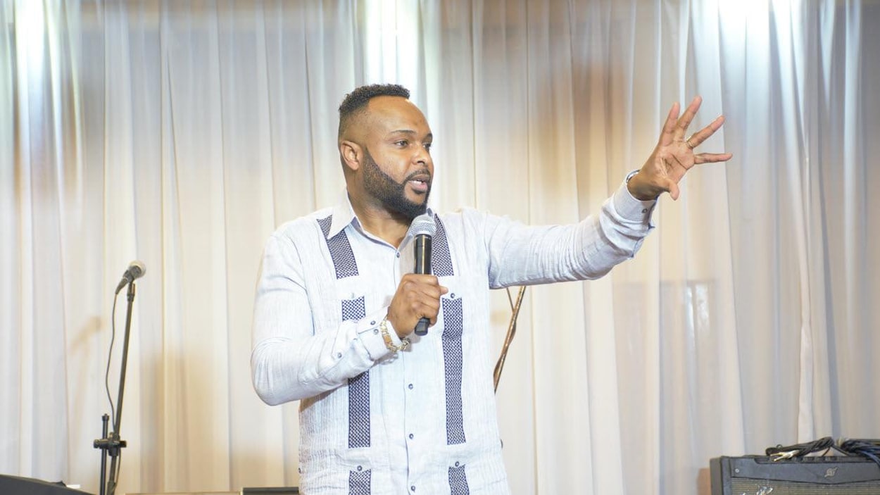 Facebook menace de fermer la page de Paul Mukendi | Radio-Canada