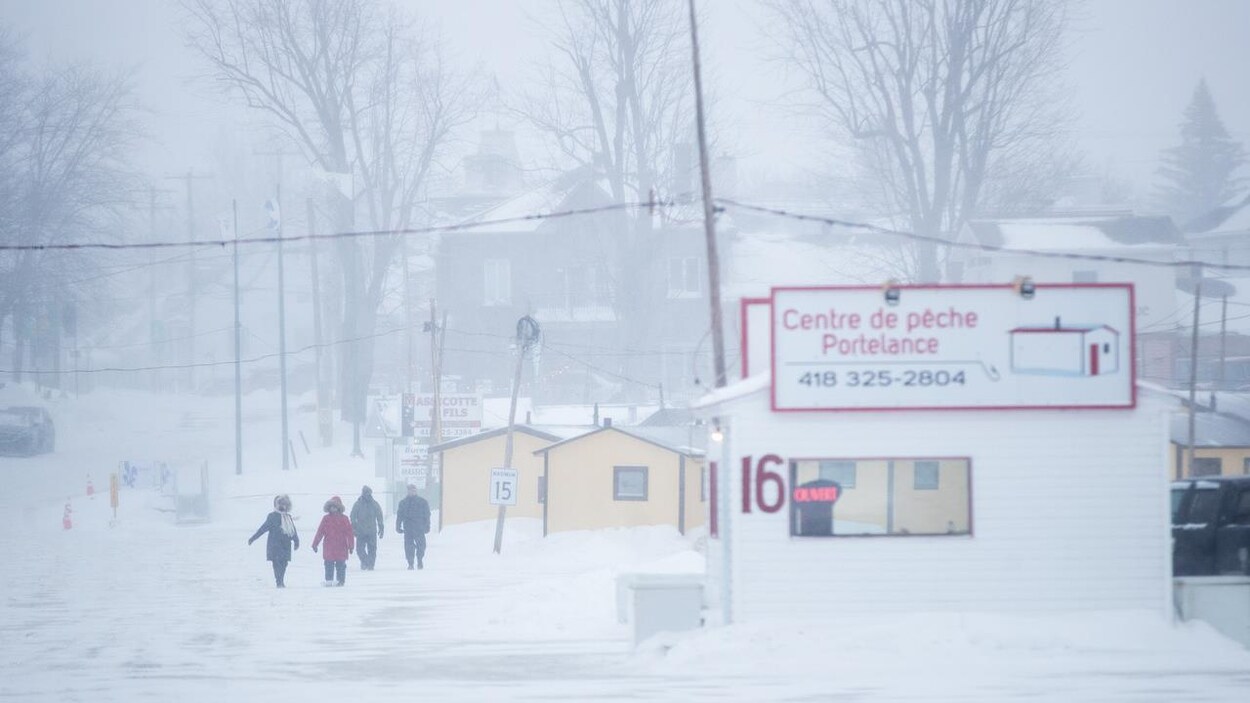 La pêche au poulamon se termine dans la neige | Radio-Canada