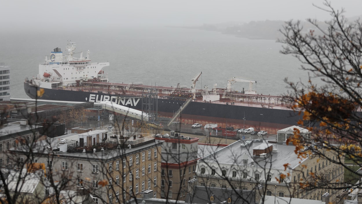 Un immense pétrolier immobilisé à Québec en raison d’un bris | Radio-Canada