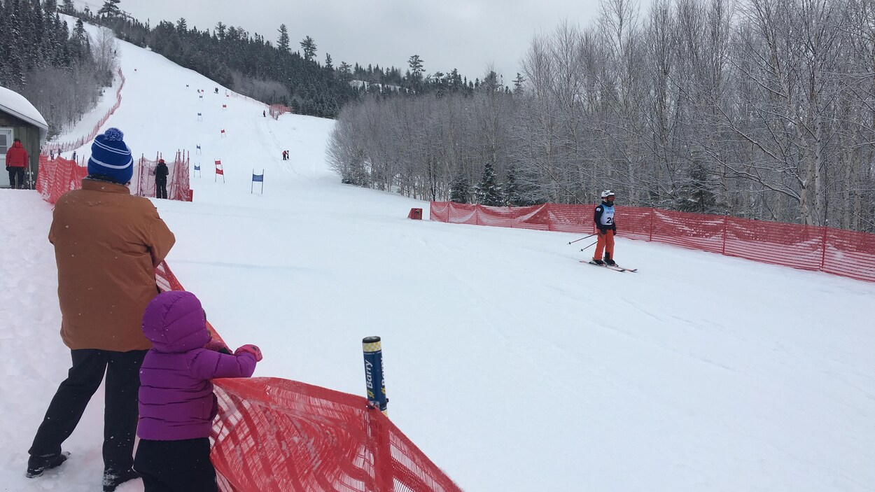 De jeunes skieurs envahissent la Station touristique Pin Rouge | Radio ...