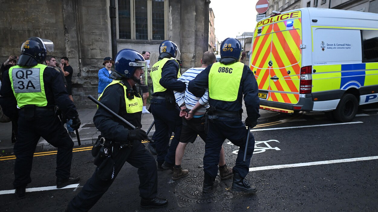 Émeutes au Royaume-Uni : plus de 1000 arrestations, selon la police ...