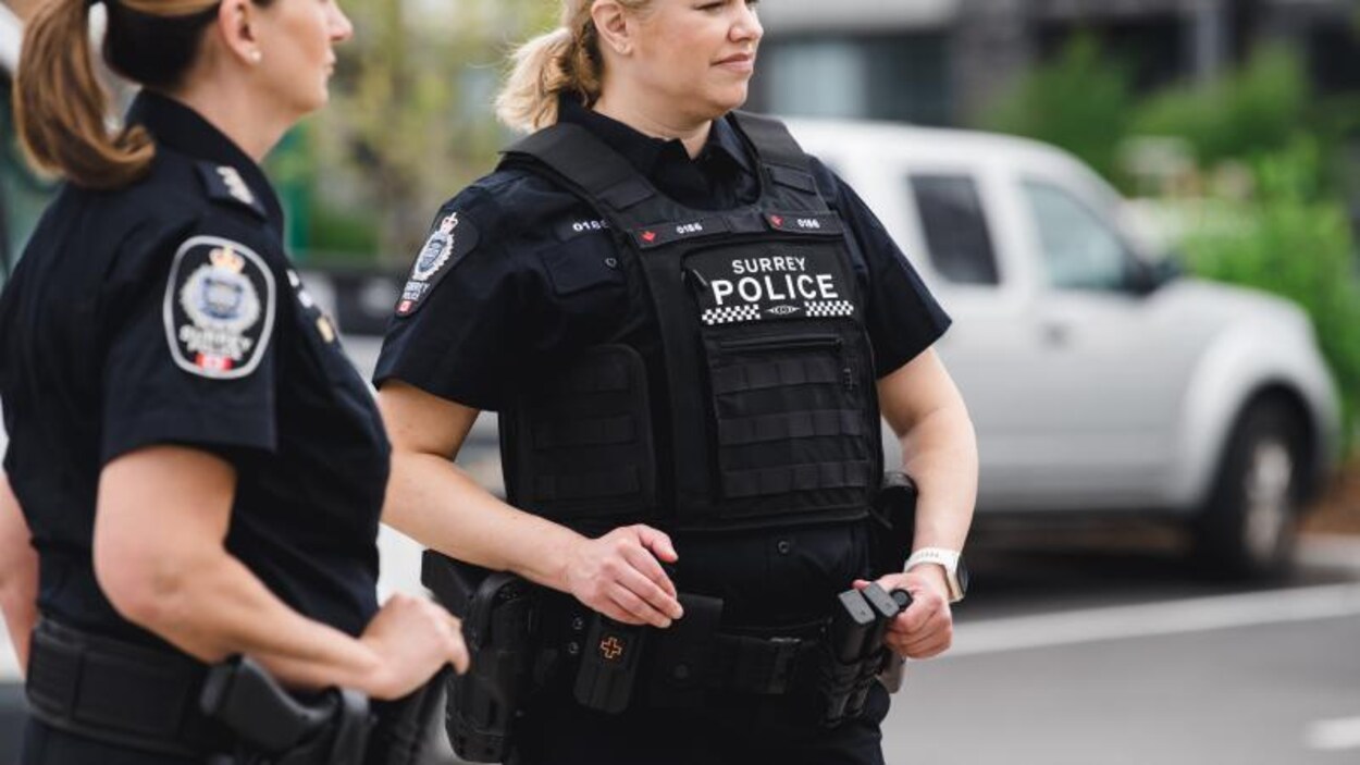 Le service de police de Surrey continue d’embaucher des agents | Radio ...