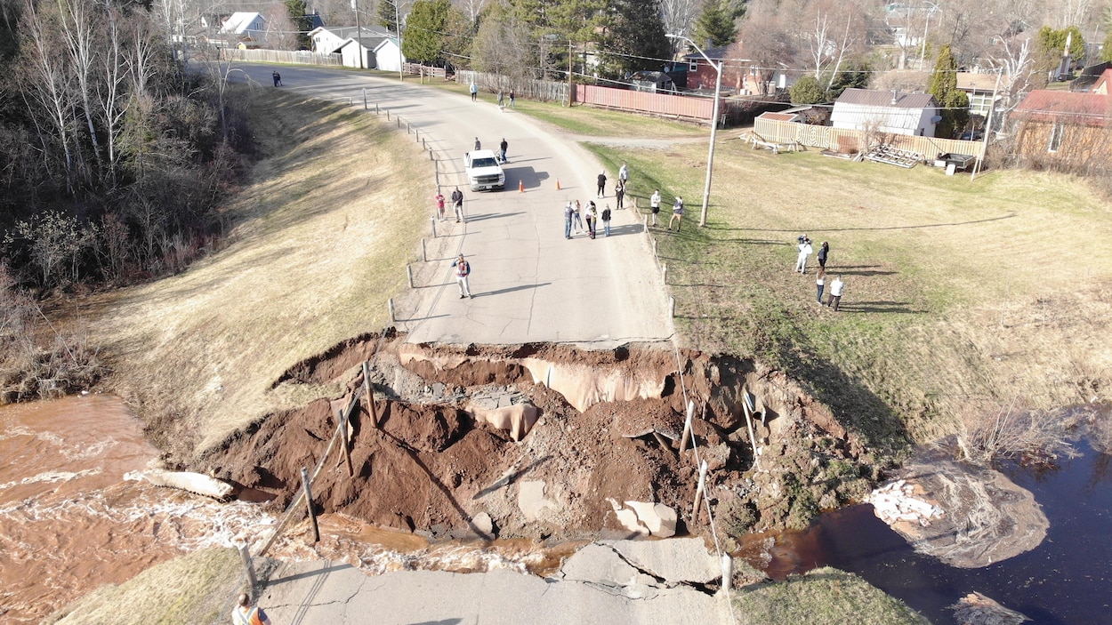 État d’urgence à Atikokan après l’effondrement d’un ponceau | Radio-Canada