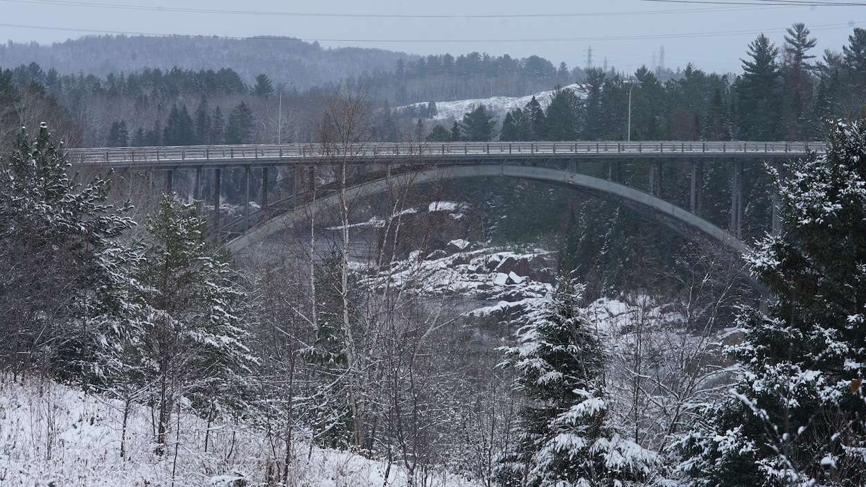 Un pont unique au monde à Arvida | Info | Radio-Canada