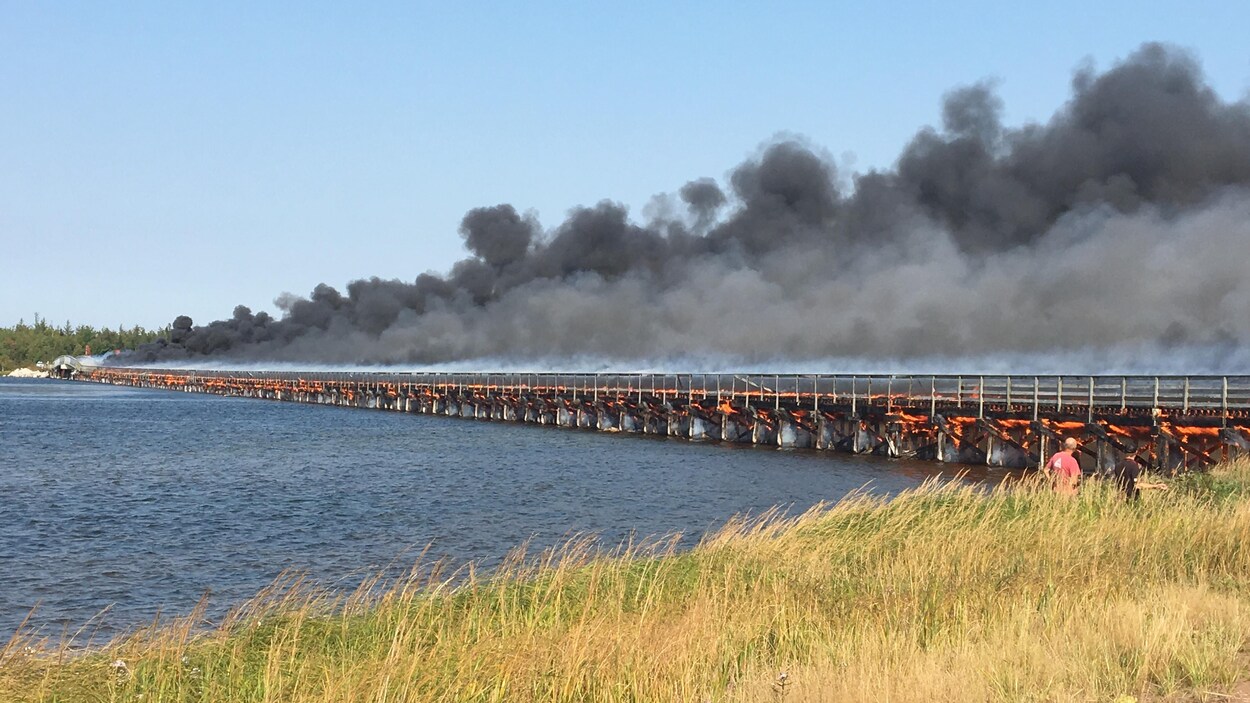 Feu sur le pont du circuit cyclable de la Péninsule acadienne | Radio ...