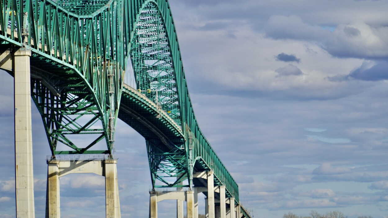 Les travaux de remplacement de la dalle centrale du pont Laviolette ...