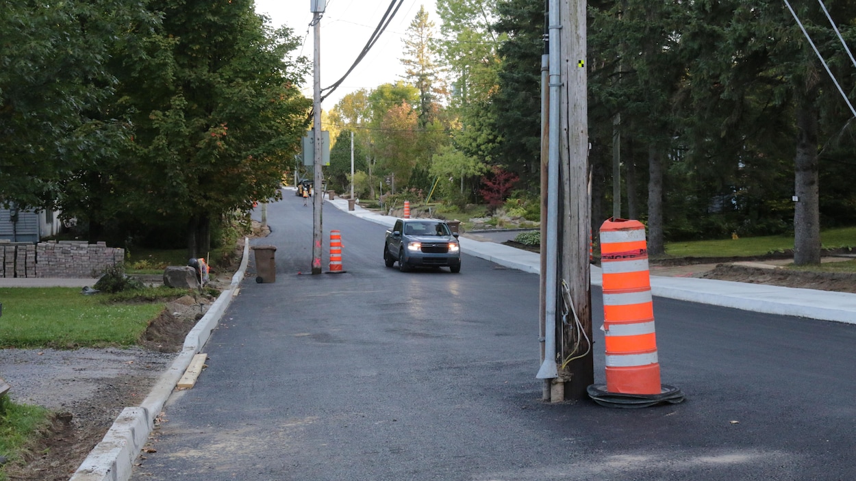 Des poteaux de Bell au milieu du chemin à Lac-Beauport | Radio-Canada
