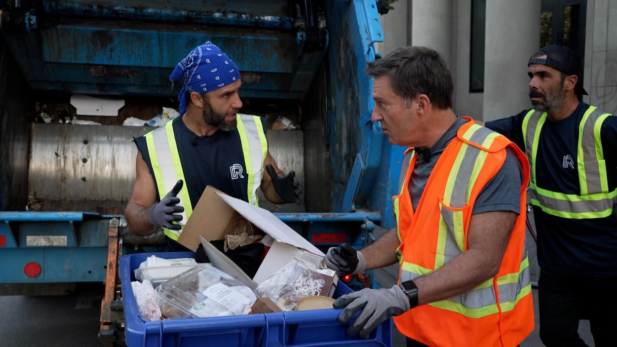 Patrice Roy ramasse vos poubelles avec des éboueurs | Radio-Canada