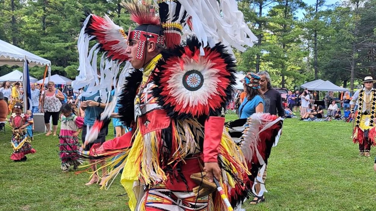Pow-wow de Kanesatake : une célébration haute en couleur | Radio-Canada.ca