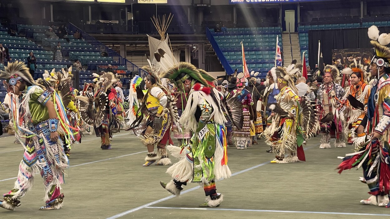 Près de 2000 spectateurs aux pow-wow de la nouvelle année de la Dakota ...