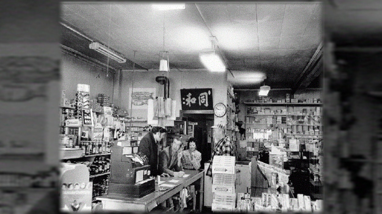 Il préserve la mémoire du premier magasin général dans son sous-sol ...