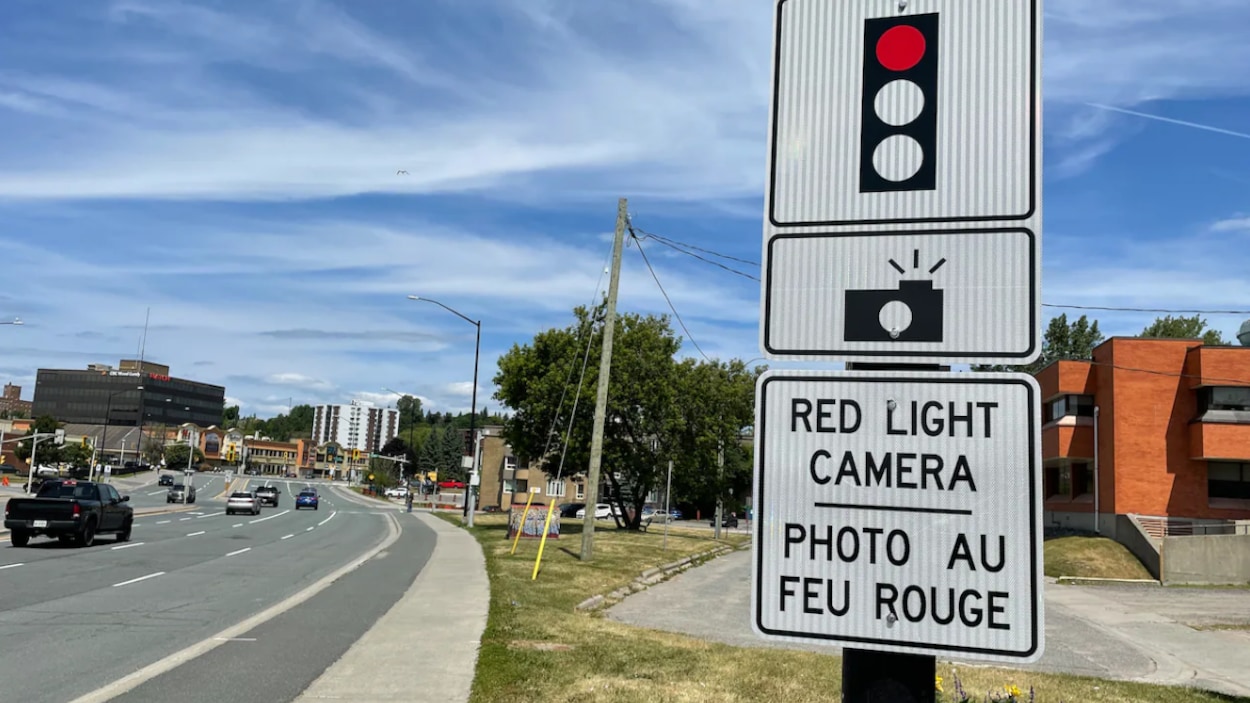 Caméras et radars photo aux feux rouges bientôt permis au Nouveau ...