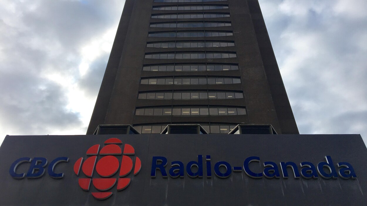 Radio-Canada « réévalue ses liens d'affaires » avec Éric Salvail ...