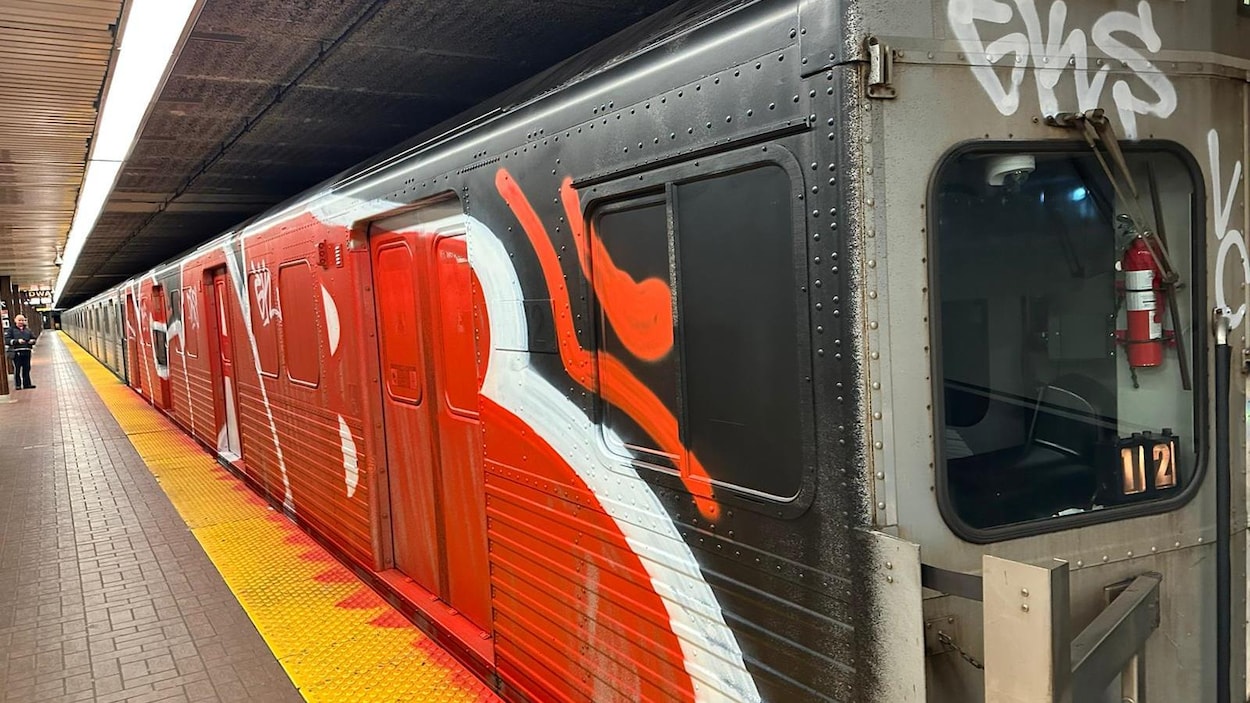 Un graffiti géant cause des délais sur une ligne de métro à Toronto ...