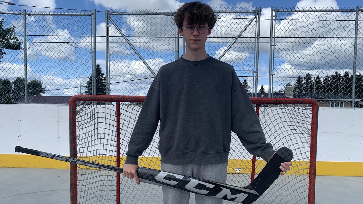Des détails administratifs empêchent un adolescent de jouer au hockey ...