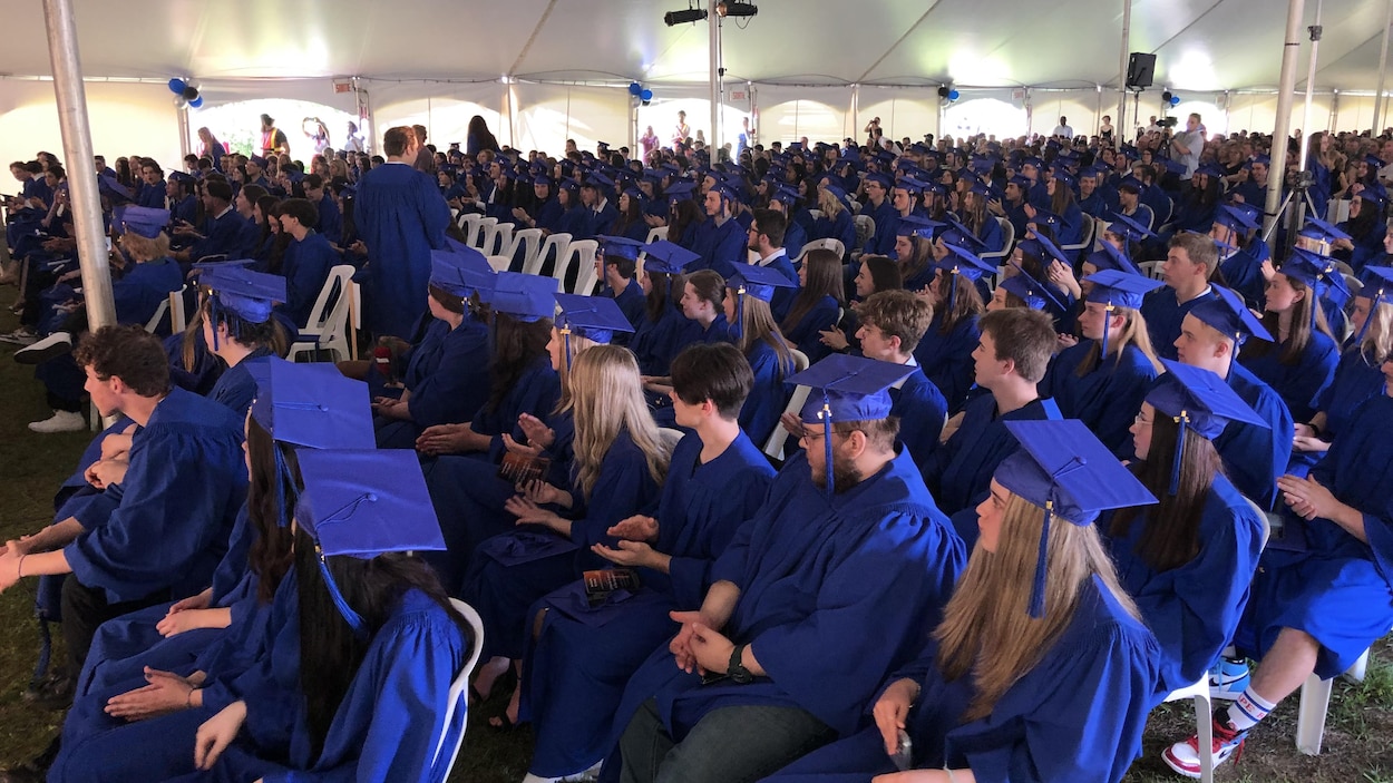 Une cérémonie des diplômes « grandiose » à l’école Paul-Hubert | Radio ...