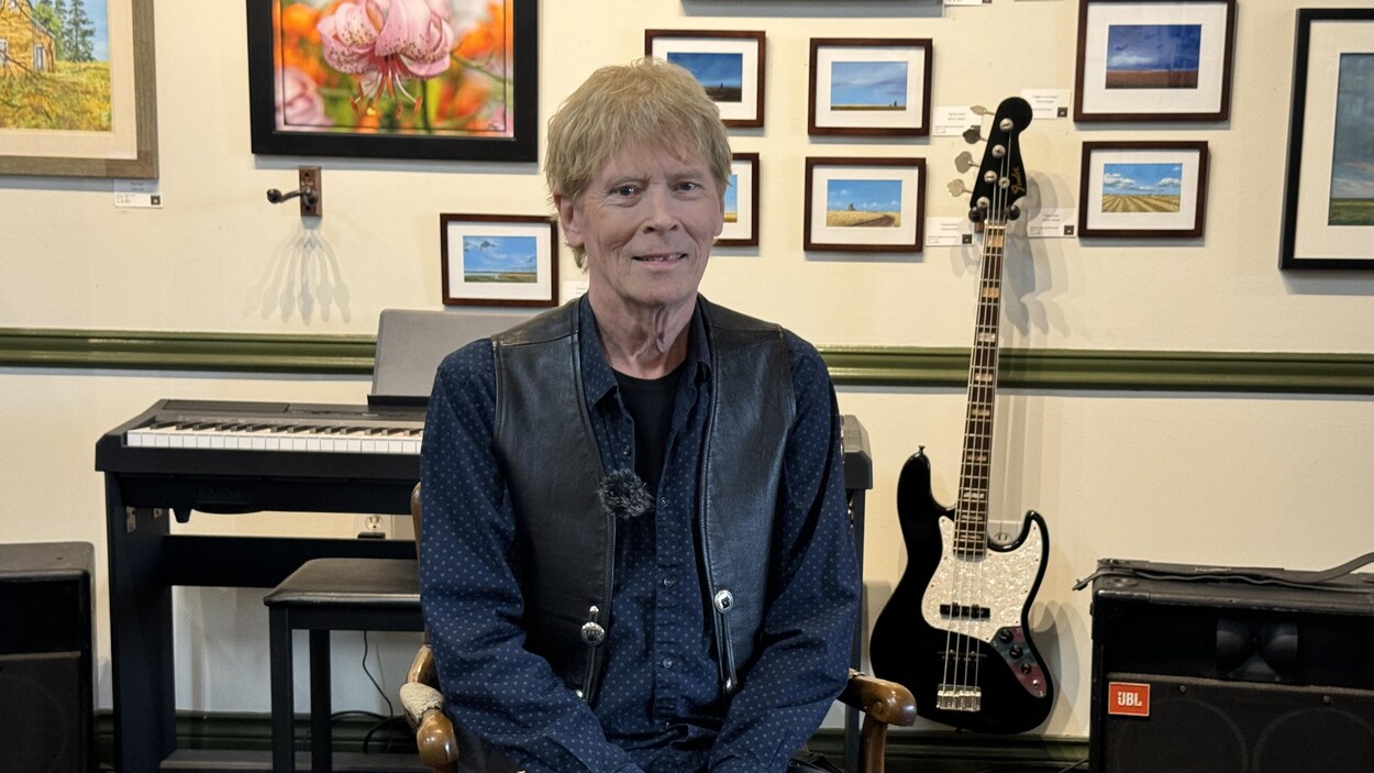 Ayant côtoyé certains des plus grands du rock, il ouvre un café ...