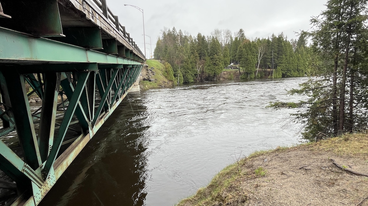 Le niveau de la rivière Shipshaw augmente toujours | Radio-Canada