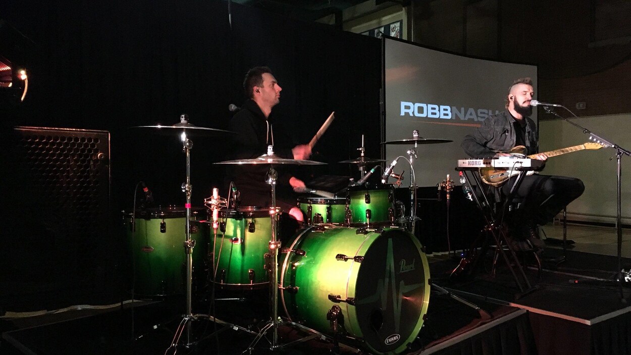 Prévention du suicide : le chanteur Robb Nash porte un message d'espoir ...