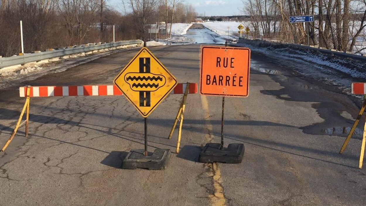 Des débordements de cours d'eau ralentissent la circulation en Abitibi ...