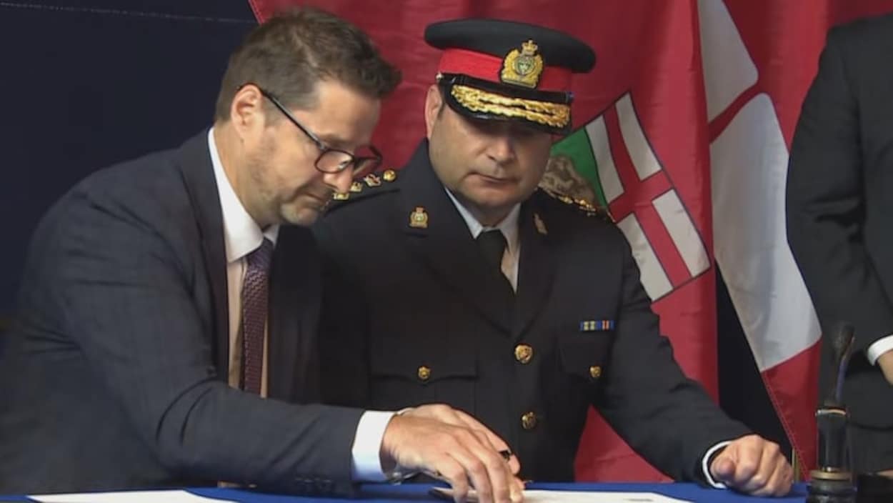 Gene Bowers prête serment et devient le 19e chef de la police de ...