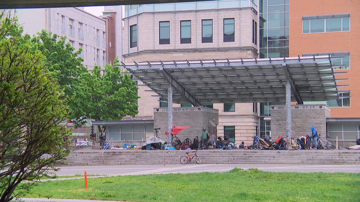Itinérance dans Saint-Roch : un parc transformé en dortoir | Radio-Canada