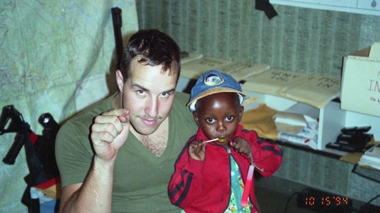 Un ancien Casque bleu renoue avec un enfant rencontré au Rwanda | ICI ...