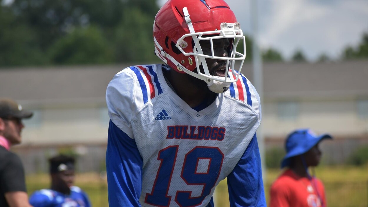 Le receveur de passes canadien Samuel Emilus sous contrat avec les ...