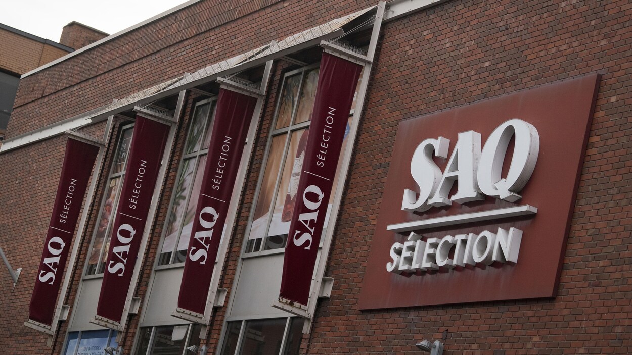 Québec pourrait imposer le passeport vaccinal pour entrer à la SAQ et à ...