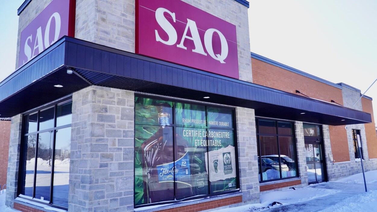 Passeport vaccinal requis à la SAQ et à la SQDC | Radio-Canada Info