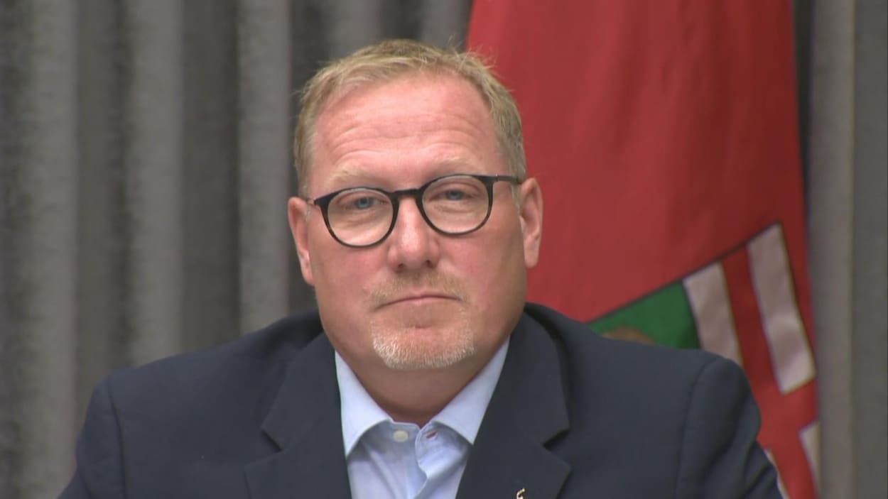 Le ministre manitobain Scott Fielding démissionne et quitte la vie ...