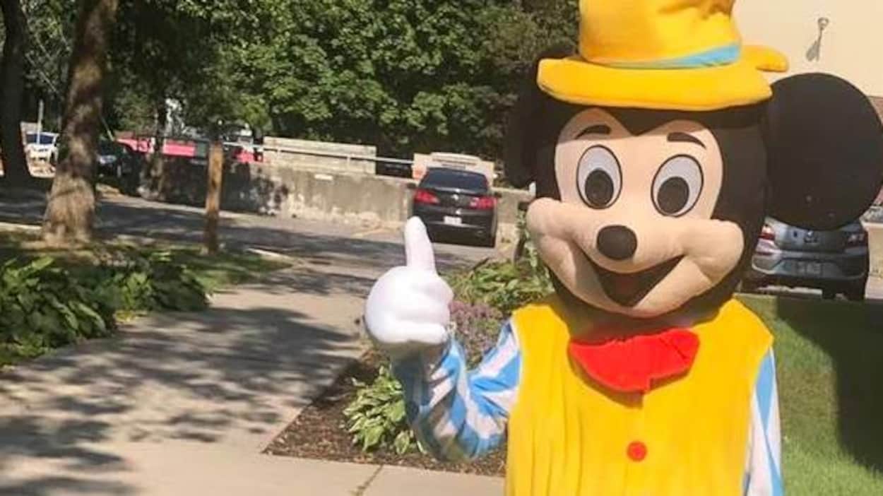 Déguisé en Mickey Mouse, il a sexuellement agressé une touriste dans le ...