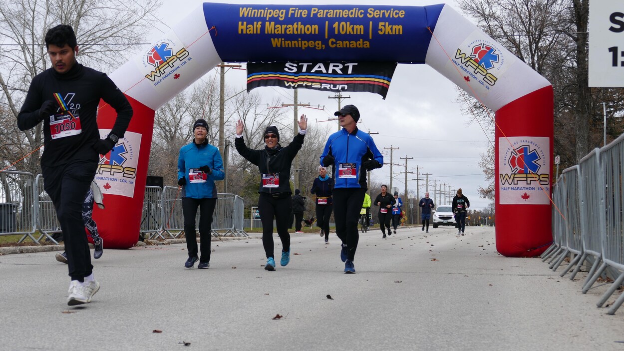 Des milliers de coureurs participent à une course pour lever des fonds ...
