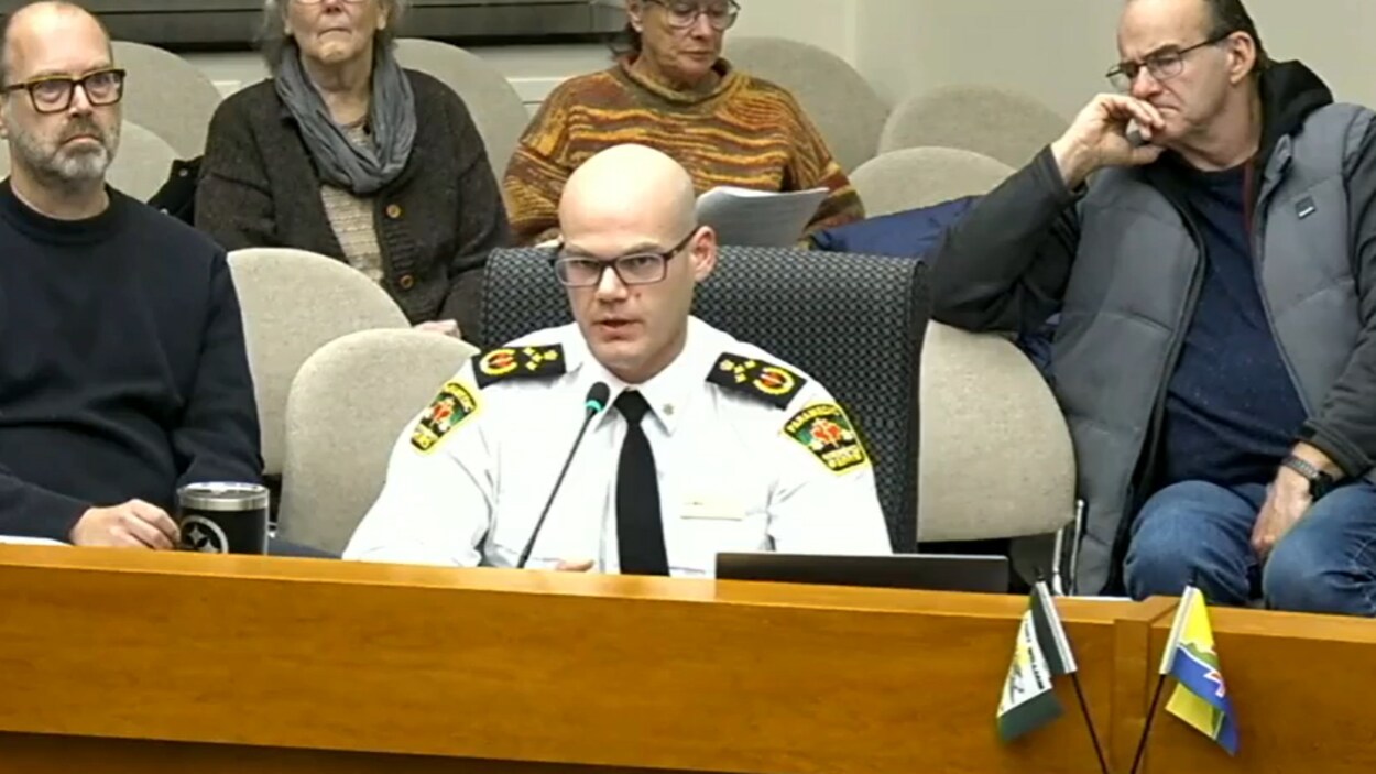 Des ambulanciers qui attendent longtemps à l’hôpital | Radio-Canada