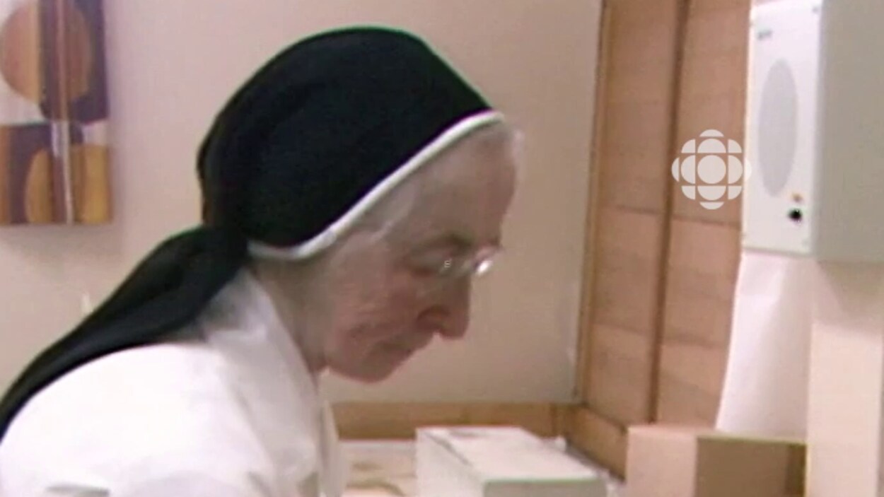 La fabrication d'hosties avec soeur Alexina | Radio-Canada